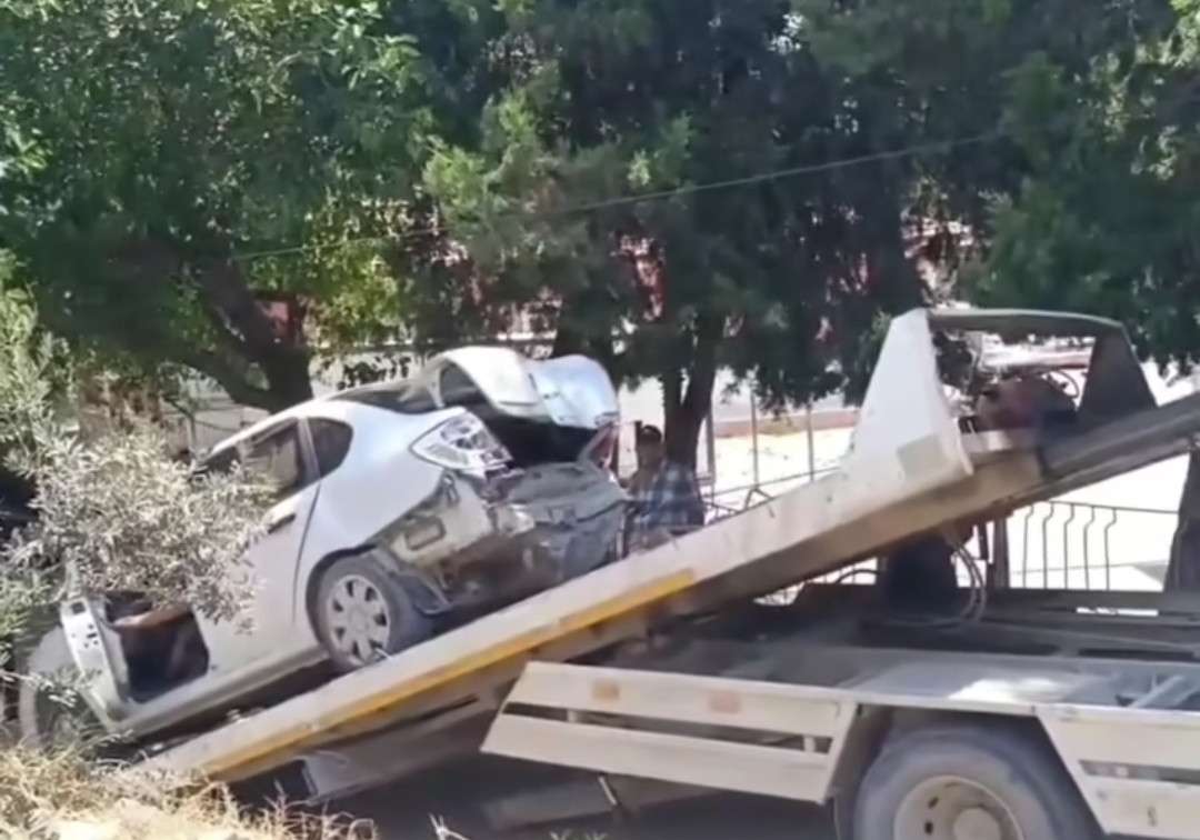 OTOMOBİL SAĞLIK OCAĞININ BAHÇESİNE YUVARLANDI: 4 YARALI